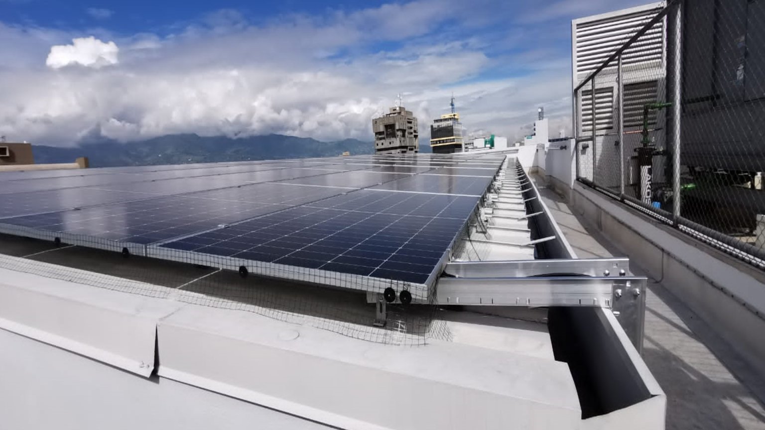 Caja de ANDE y Enertiva finalizan Fase II y Fase III de instalación de paneles solares ...